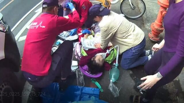 婦騎單車突路倒OHCA 她路過助搶救恢復心跳 ｜知新聞